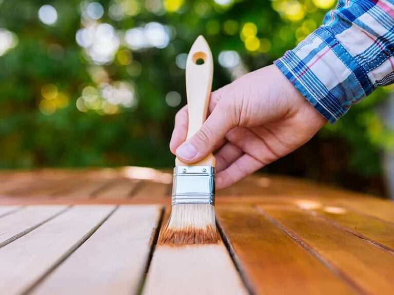 ¿Qué es mejor el lasur o el barniz? - MADERIA.es